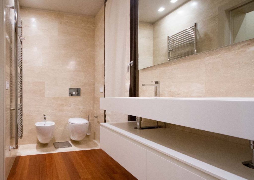 Pavimentazione bagno in Marmo Travertino | Archer Messori